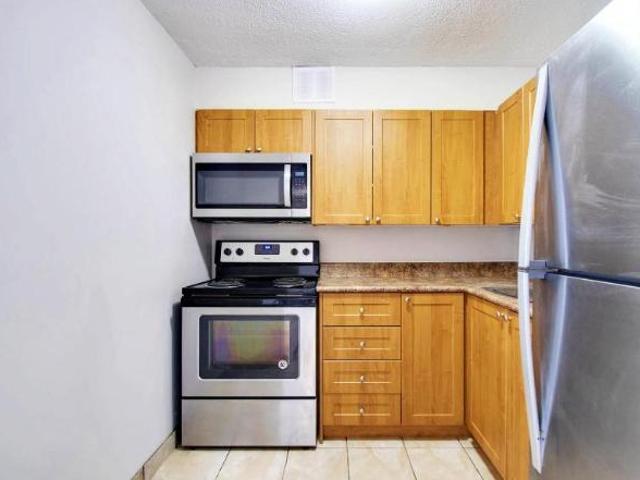 2 Br, 1 bath, Apartment 200 Bay Street South