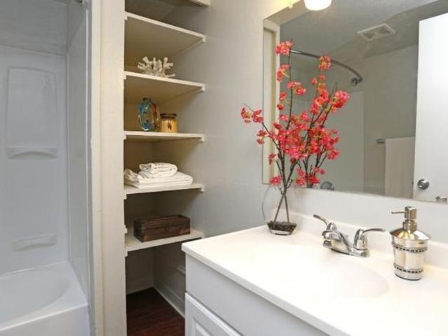 2 Br, 1 bath, Apartment 201 Avian Dr