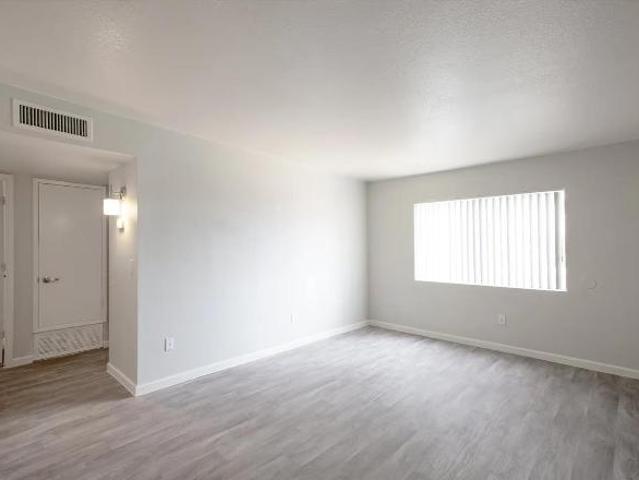 2 Br, 1 bath, Apartment 201 W Blacklidge Dr