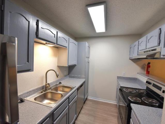 2 Br, 1 bath, Apartment 202 Woodbridge Blvd