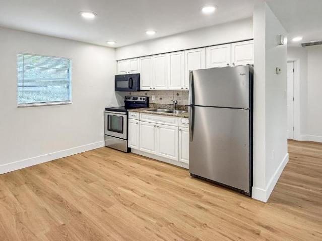 2 Br, 1 bath, Apartment 202 2nd Street