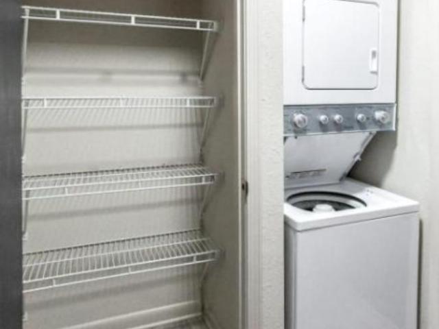 2 Br, 1 bath, Apartment 2035 Memorial Dr SE