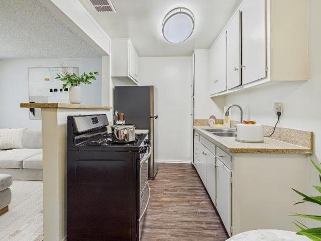 2 Br, 1 bath, Apartment 21225 Roscoe Blvd