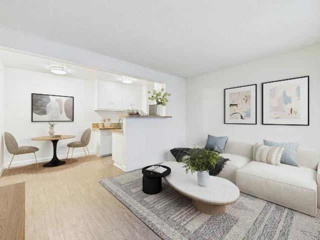 2 Br, 1 bath, Apartment 21225 Roscoe Blvd
