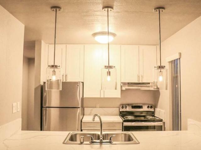 2 Br, 1 bath, Apartment 2125 Fair Oaks Blvd