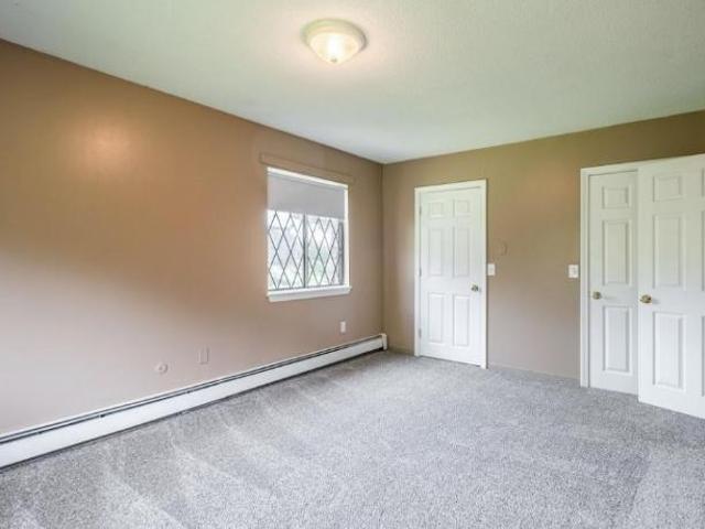 2 Br, 1 bath, Apartment 21 Crestwood Dr