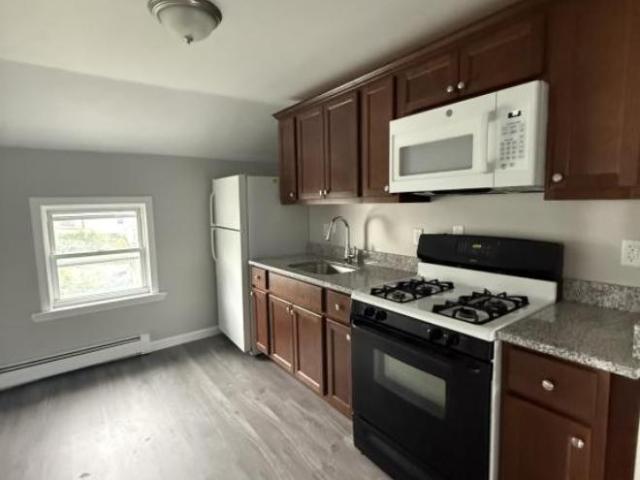 2 Br, 1 bath, Apartment 224 Mulberry St