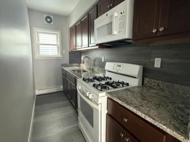 2 Br, 1 bath, Apartment 224 Mulberry St