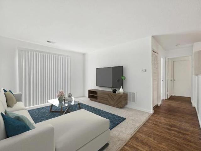 2 Br, 1 bath, Apartment 2260 Lake Circle Dr