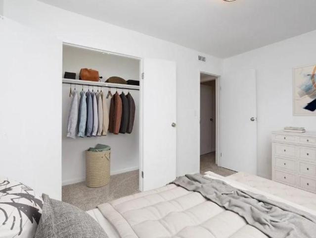 2 Br, 1 bath, Apartment 2205 Southgate Dr