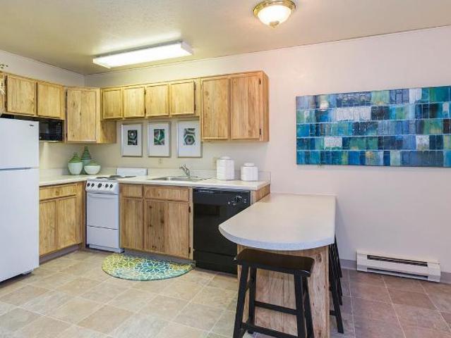 2 Br, 1 bath, Apartment 2210 Skyview Ln