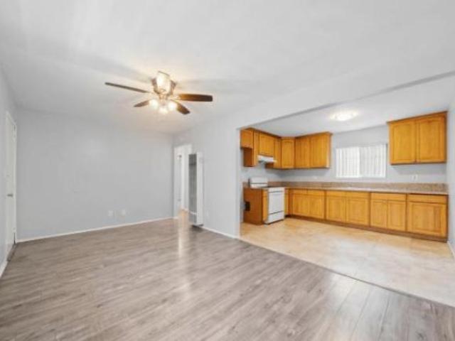 2 Br, 1 bath, Apartment 2232 Santa Fe Avenue