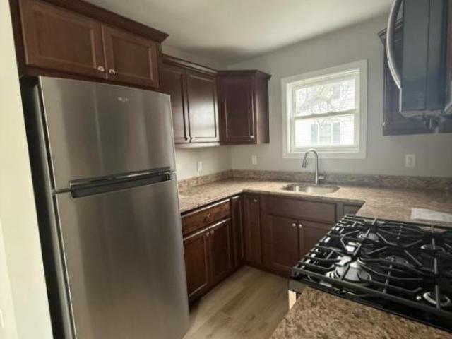 2 Br, 1 bath, Apartment 223 Davis St