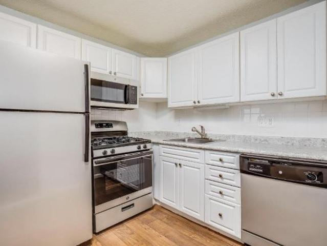 2 Br, 1 bath, Apartment 22 Yorkshire Ter