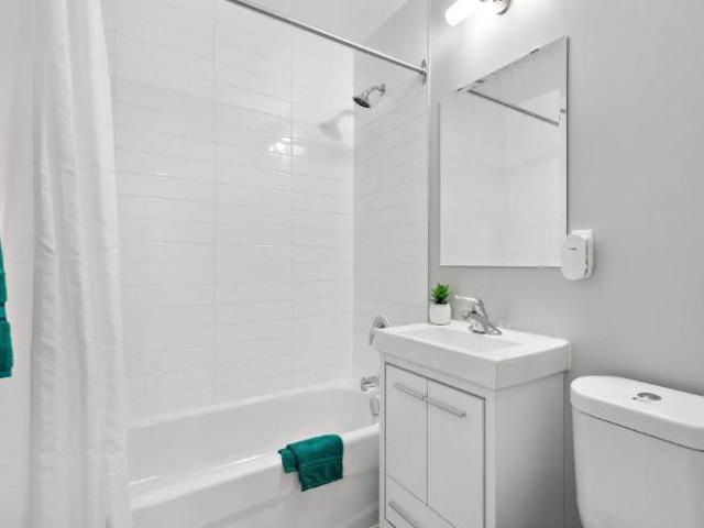 2 Br, 1 bath, Apartment 2360 Weston Rd