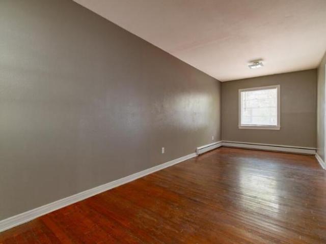 2 Br, 1 bath, Apartment 230 Spruce St NE