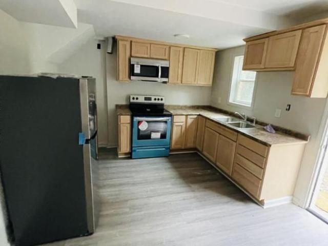 2 Br, 1 bath, Apartment 2445 Lowe Street
