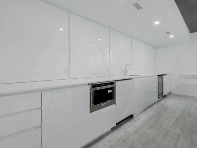 2 Br, 1 bath, Apartment 2475 Hurontario St