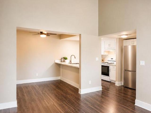 2 Br, 1 bath, Apartment 2405 Walnut Ave