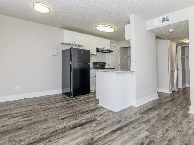 2 Br, 1 bath, Apartment 240 N Murray Blvd