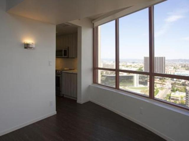 2 Br, 1 bath, Apartment 255 S Grand Ave
