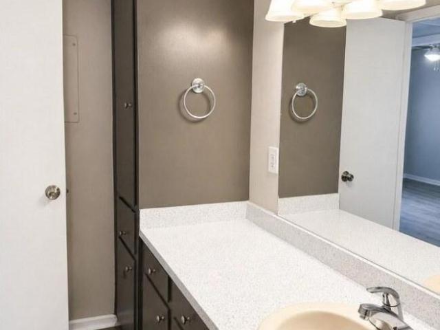 2 Br, 1 bath, Apartment 2592 Old Country Club Rd