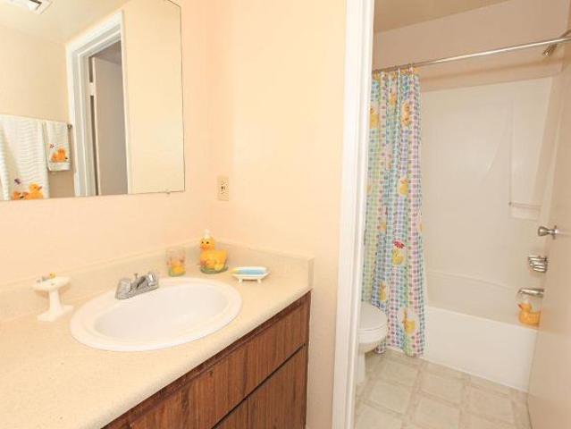 2 Br, 1 bath, Apartment 250 N Arcadia Ave