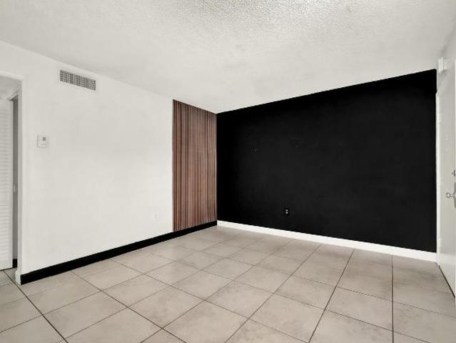 2 Br, 1 bath, Apartment 2726 SW 21 St