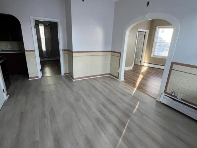 2 Br, 1 bath, Apartment 284 Lonsdale Ave