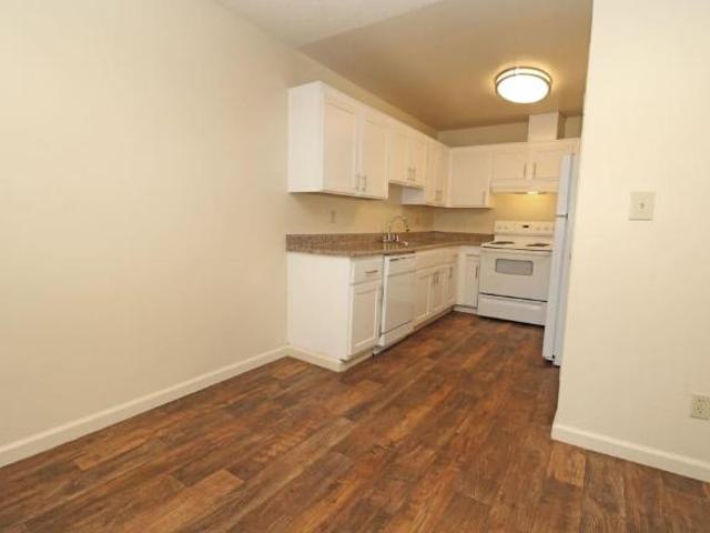2 Br, 1 bath, Apartment 2801 Manlove Rd