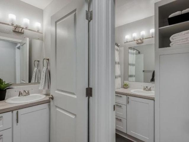 2 Br, 1 bath, Apartment 2837 SE Colt Dr