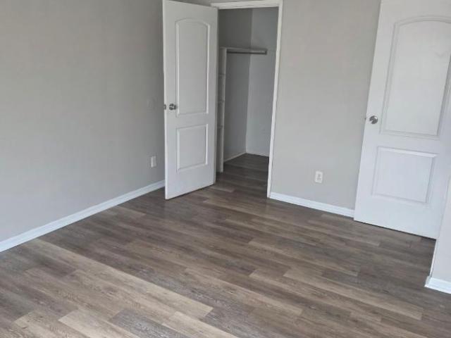 2 Br, 1 bath, Apartment 2838 Harrison Avenue