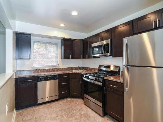 2 Br, 1 bath, Apartment 28 Montrose Manor Court