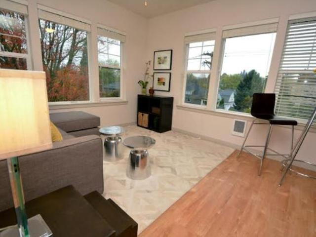 2 Br, 1 bath, Apartment 2959 E Burnside St