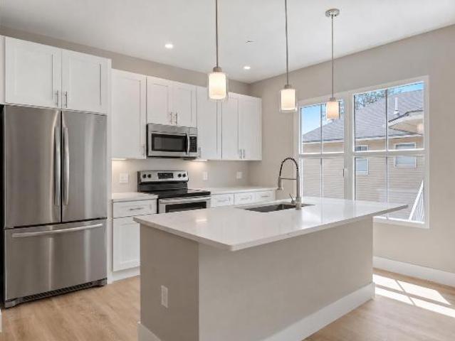 2 Br, 1 bath, Apartment 298 Main Street