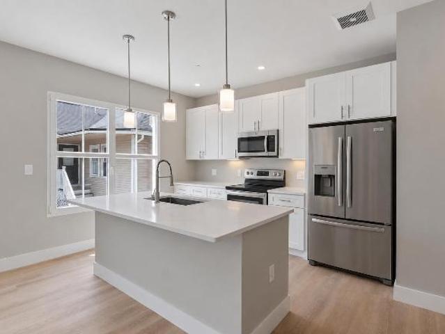 2 Br, 1 bath, Apartment 298 Main Street