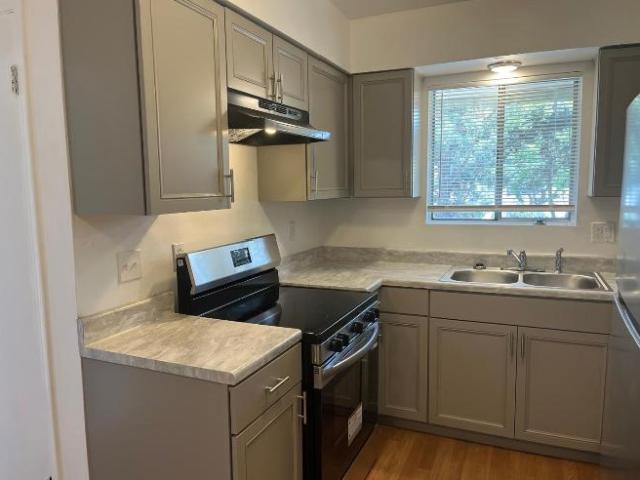 2 Br, 1 bath, Apartment 2913 Muriel St NE