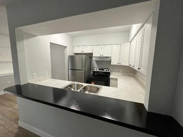 2 Br, 1 bath, Apartment 3000 70th Lane North