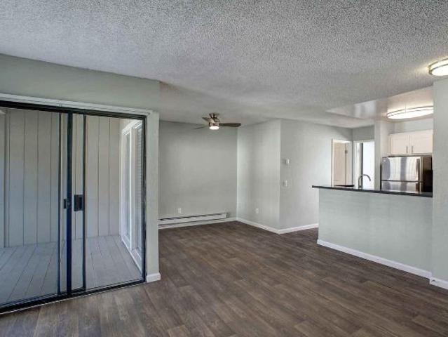 2 Br, 1 bath, Apartment 300 Glenwood Circle