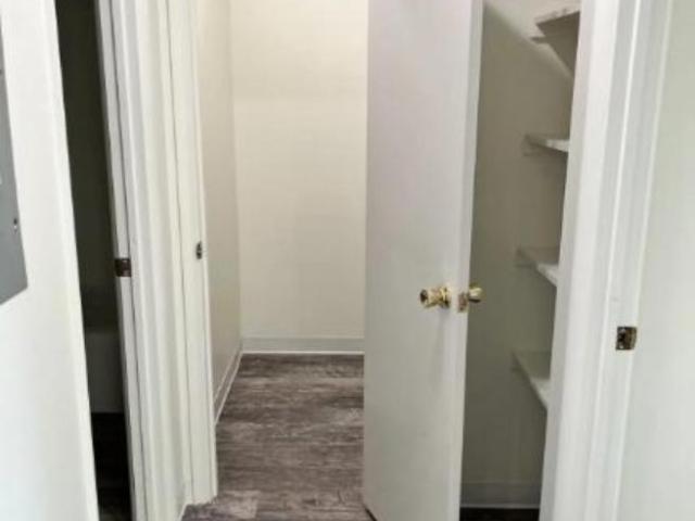 2 Br, 1 bath, Apartment 301 W Lawrance St