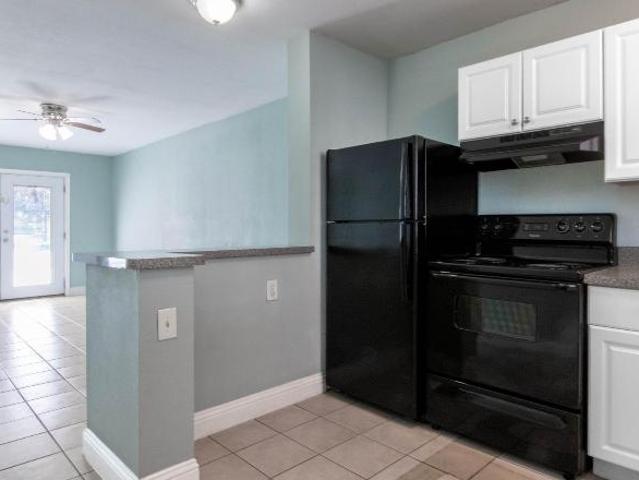 2 Br, 1 bath, Apartment 301 Withers St