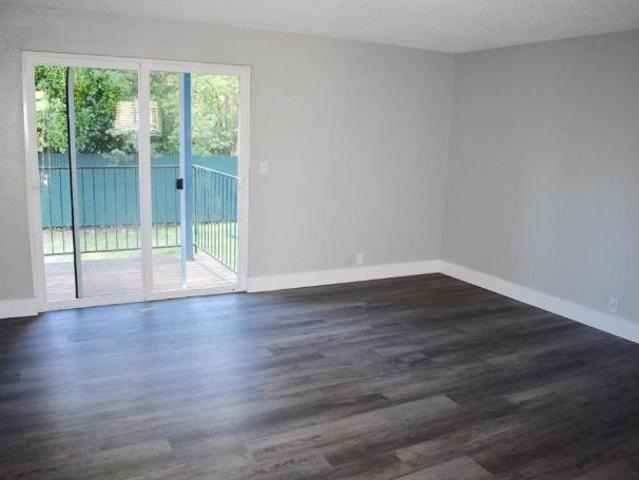 2 Br, 1 bath, Apartment 3110 NE Tide Ave