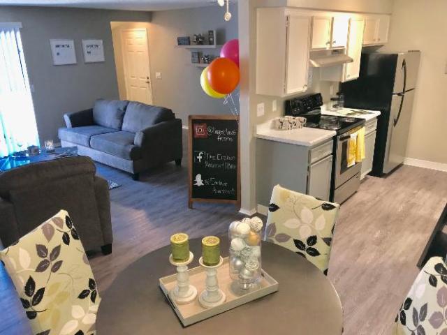 2 Br, 1 bath, Apartment 3274 W Ashlan Ave