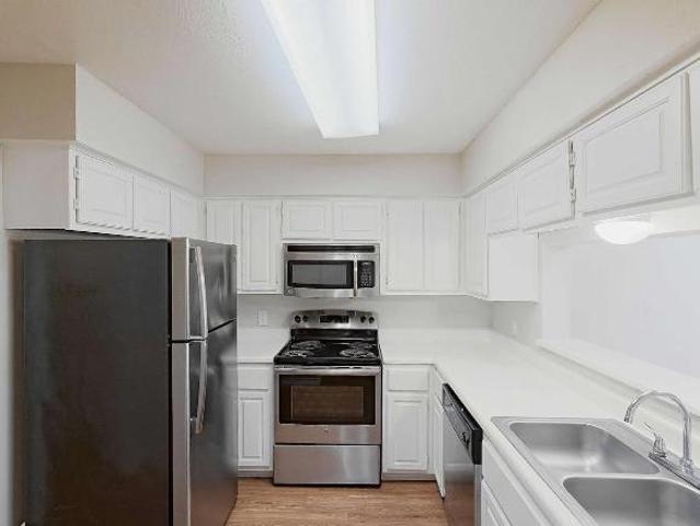 2 Br, 1 bath, Apartment 3200 S Center St
