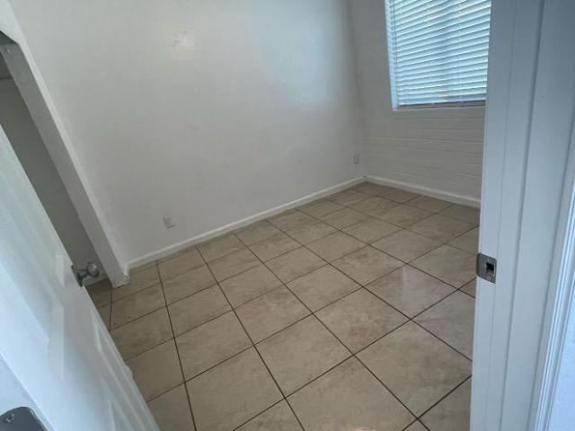 2 Br, 1 bath, Apartment 3232 W Jackson Street