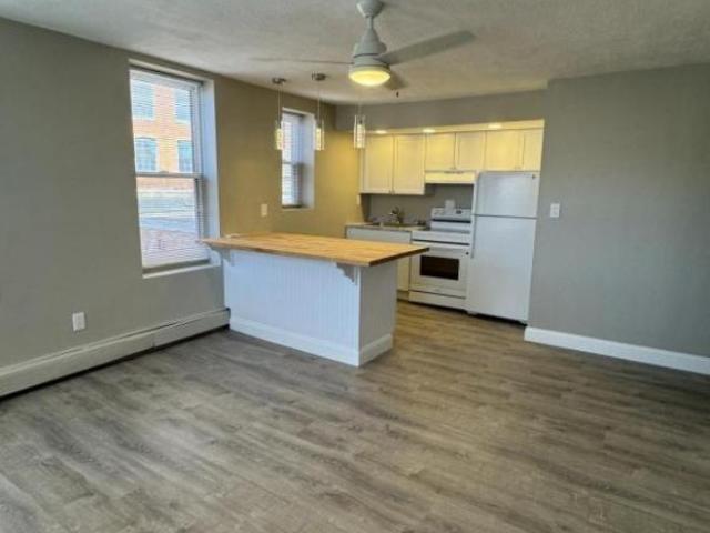 2 Br, 1 bath, Apartment 32 38 Emerson St