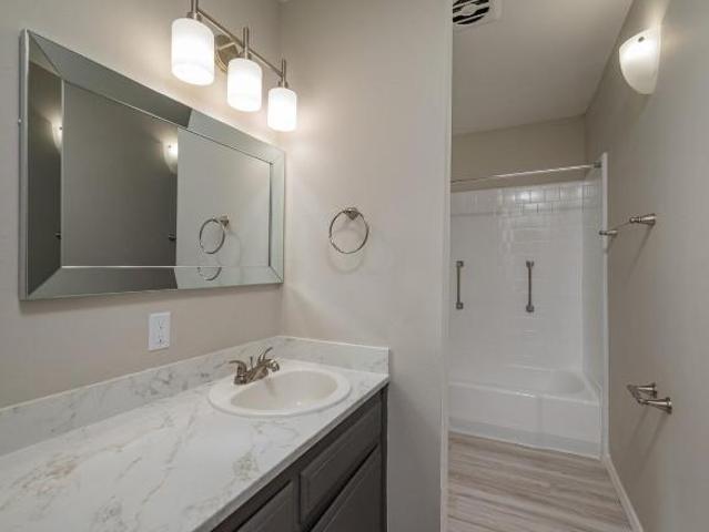 2 Br, 1 bath, Apartment 3300 Morris St NE