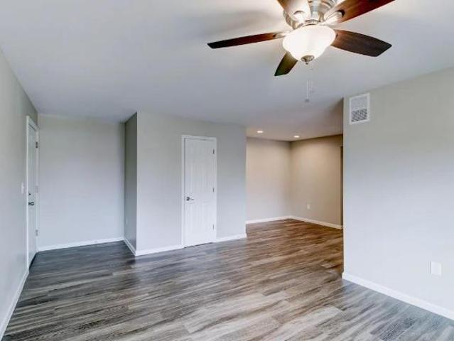 2 Br, 1 bath, Apartment 3310 Knoll Lane