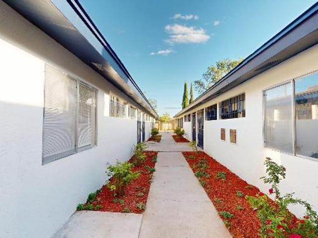 2 Br, 1 bath, Apartment 3444 Ross Ave SE