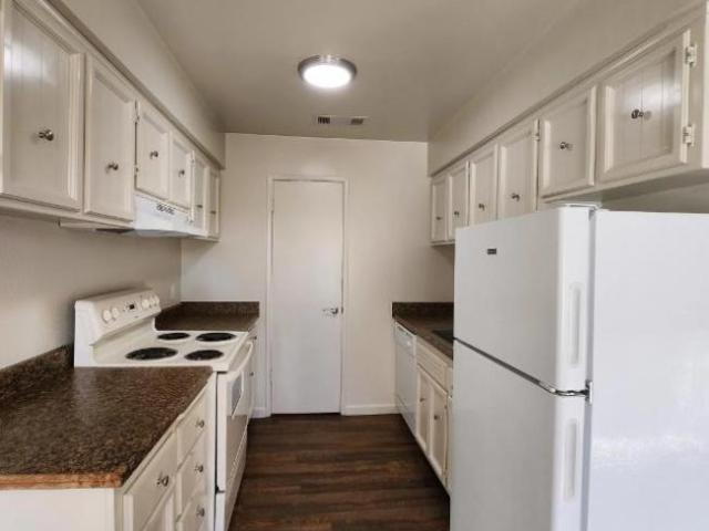 2 Br, 1 bath, Apartment 344 E Brookdale Dr